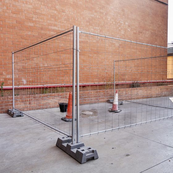 Valla de obra galvanizada con pie de hormigón